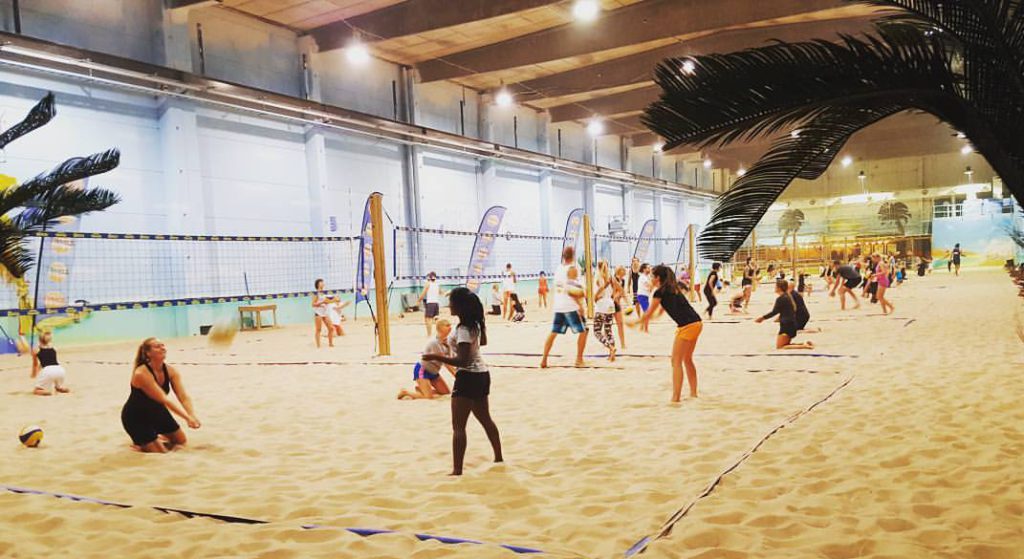 Learn to play beach volleyball with us! – Beachvolley året runt